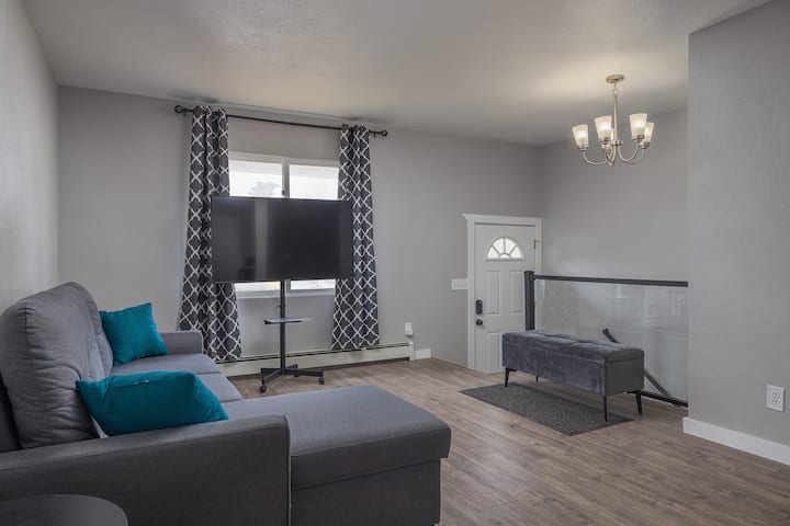 9th Avenue Manor, 4 Bedroom Home With Free Parking - Long Lake, Anchorage