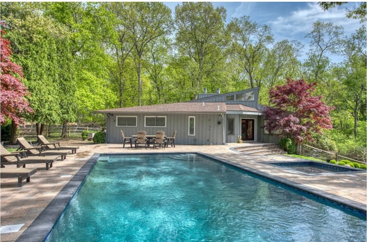 Beautifully Renovated Sag Harbor Retreat. - The Hamptons, NY