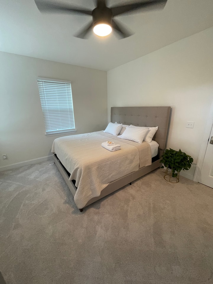 Clean King Bedroom With Private Bath - Concord, NC