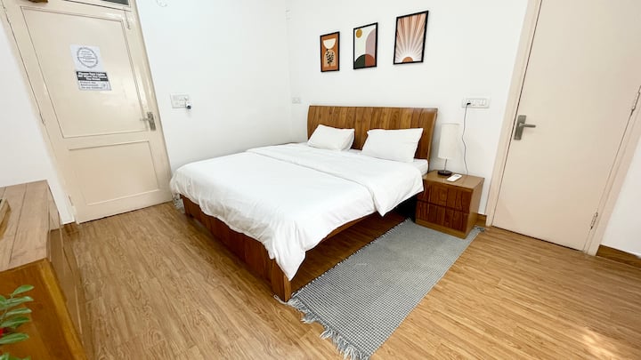F18 India - Adorable Master Bedroom - Room 102 - New Delhi