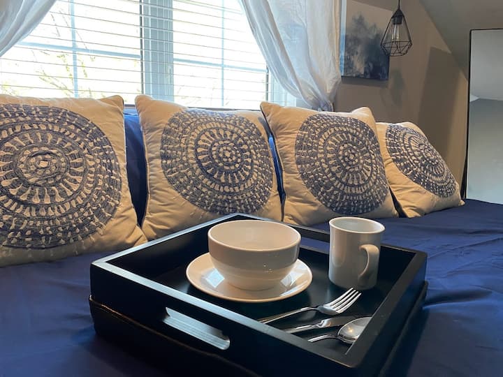 Upper Room Executive Studio Apt. Balcony & Hottub - Fredericton