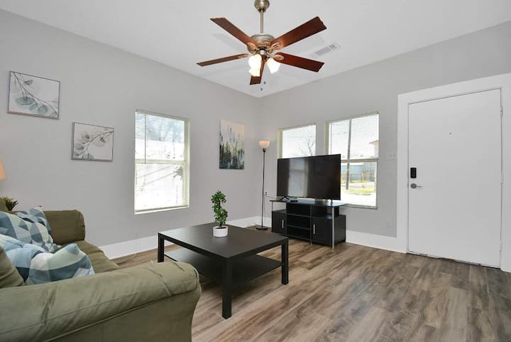 Beautiful Home For Work/travel/school - Baytown, TX