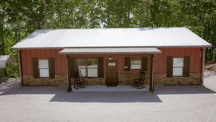 The Little Red Barn Near Dale Hollow Lake - Dale Hollow Reservoir, TN