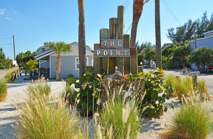 Sunset Beach Cozy Boutique Cottage - St. Pete Beach, FL