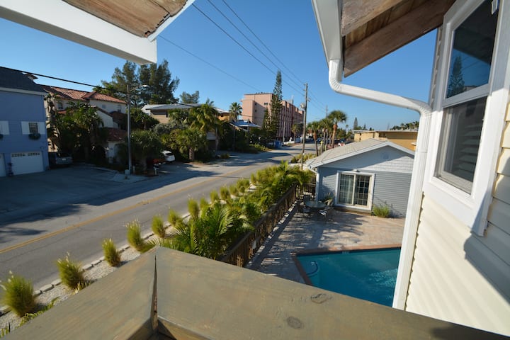 Sunset Beach Cozy Boutique Cottage - St. Pete Beach, FL
