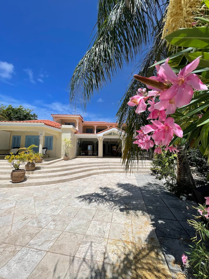 Beautiful 6 Bedroom Waterfront Villa With Pool - Antigua und Barbuda