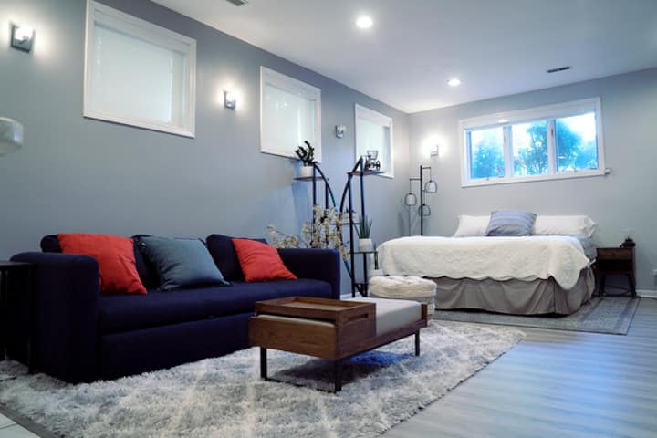 Renovated Basement Studio W/ Independent Entrance - Chicago, IL