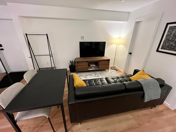 The Studio - Central And  Modern - Courtenay, BC, Canada