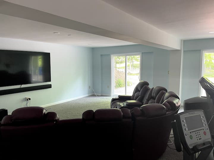 Suffern Estate*htdpool*hottub*gym*theater*linen*tv - Mahwah, NJ