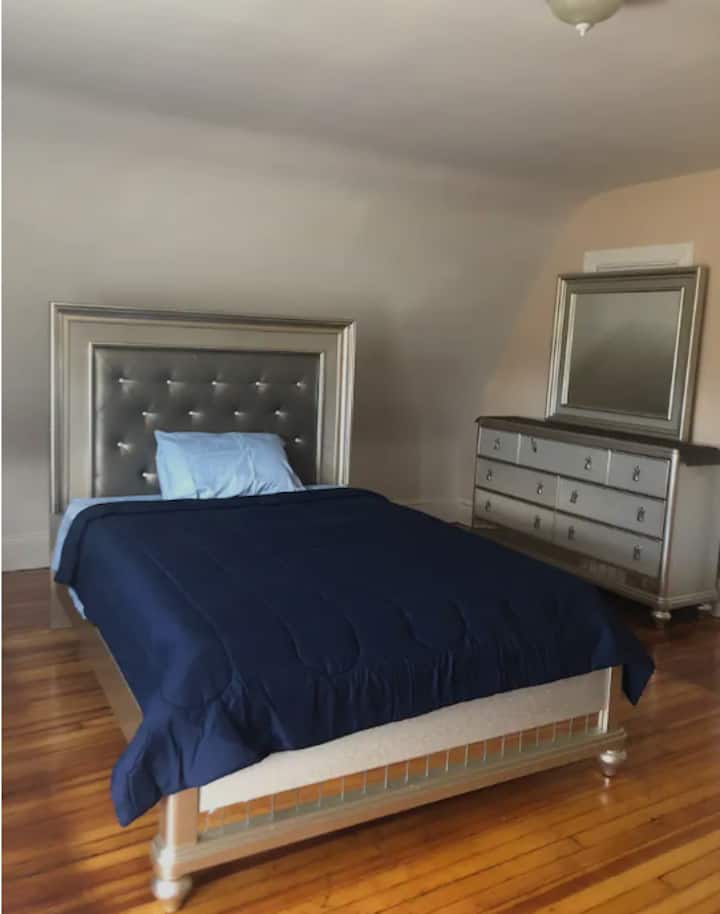 A Huge Room Minutes From Downtown - Hartford, CT