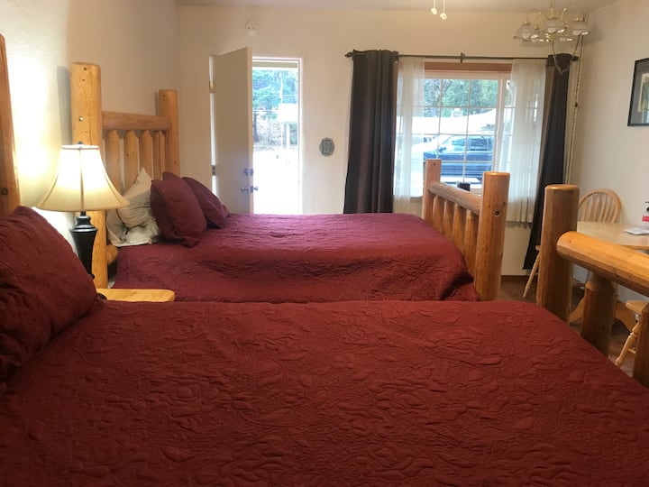 Room 14 - Charming Suite With 2 Double Beds. - Dunsmuir, CA