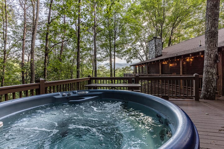 Cozy Treetop Cabin - Hot Tub & Amazing Views - Cherokee, NC
