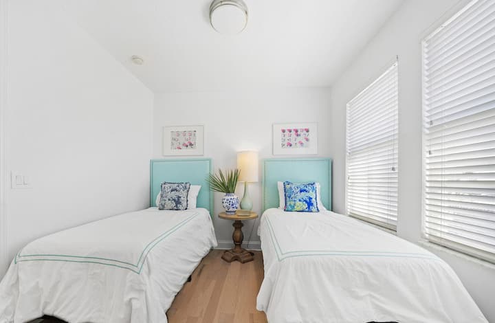 Luxury Condo 2 Bedroom /2 Bath With Pool - Jupiter, FL