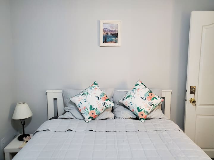 Modern Bedroom Unit In Heartland Mississauga - Mississauga