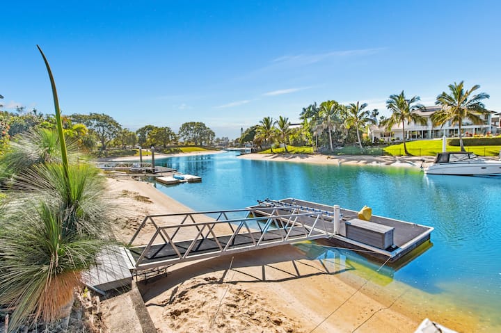 Broadbeach Bungalow - Heated Pool & Jetty Sleeps 7 - Broadbeach