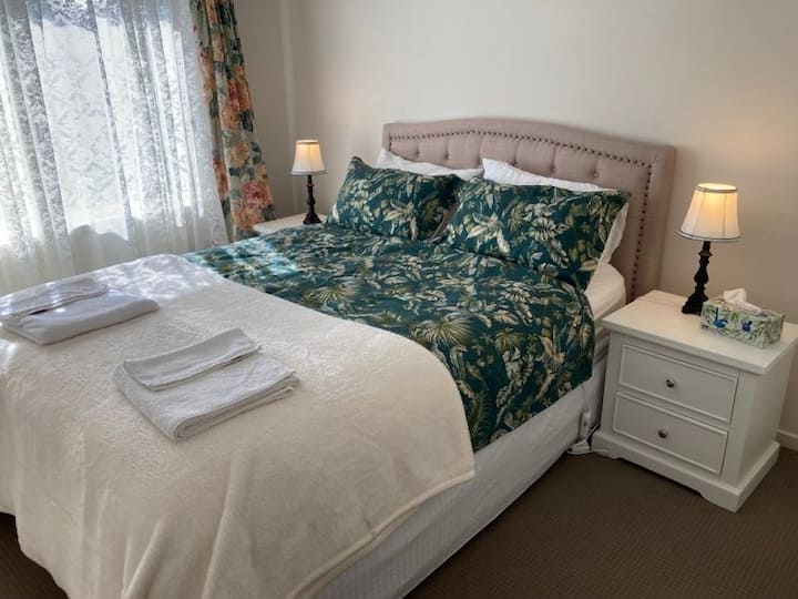 Rose Room, Q Size Bed At The Blue Wren Cottage - Moss Vale