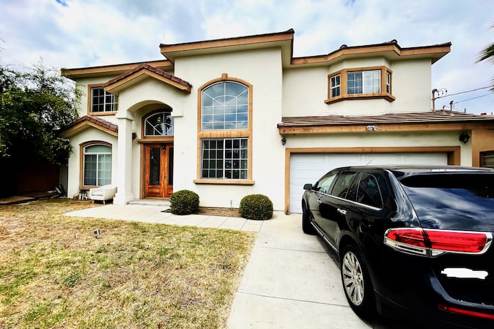 Forbigfamily&groups/6bedroomshugecheerfulhouse - Pasadena, CA