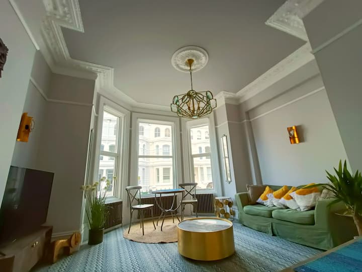 Arty Seaview Apartment - Eastbourne