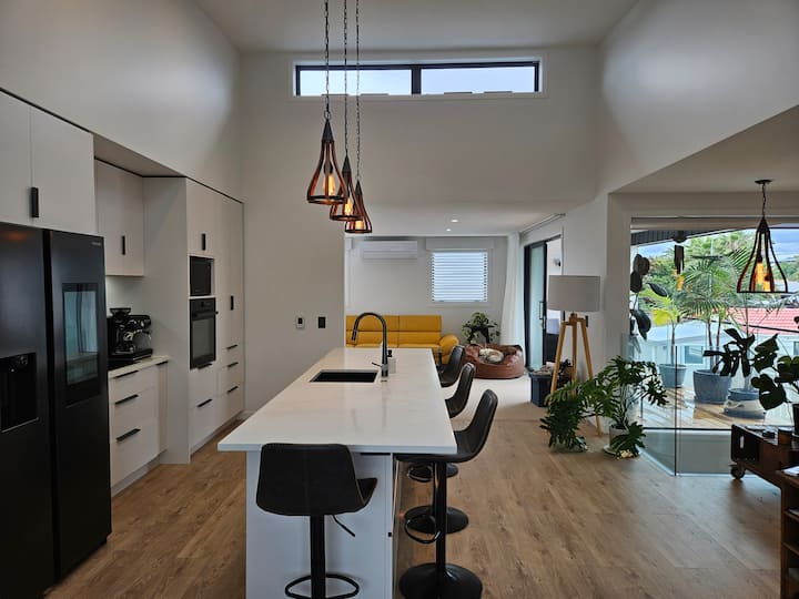 Mikes @ The Mt Large Room With Super King Bed - Mount Maunganui