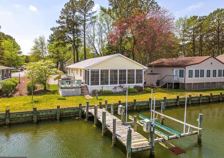 Charming Waterfront Cottage - Ocean Pines, MD
