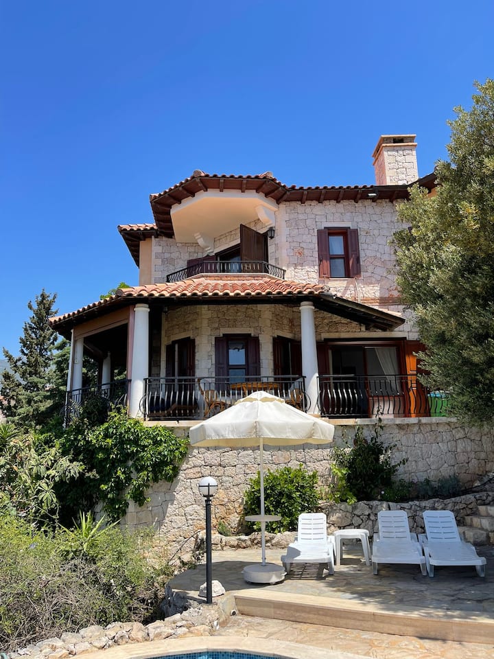 Muhteşem Deniz Manzaralı Ortak Havuzlu Villa - Kaş