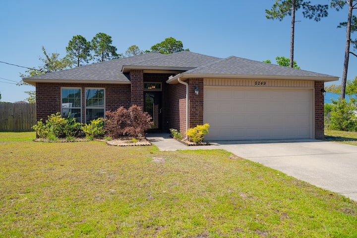 Cheerful 3 Bedroom- Close To The Beach! - Navarre Beach, FL