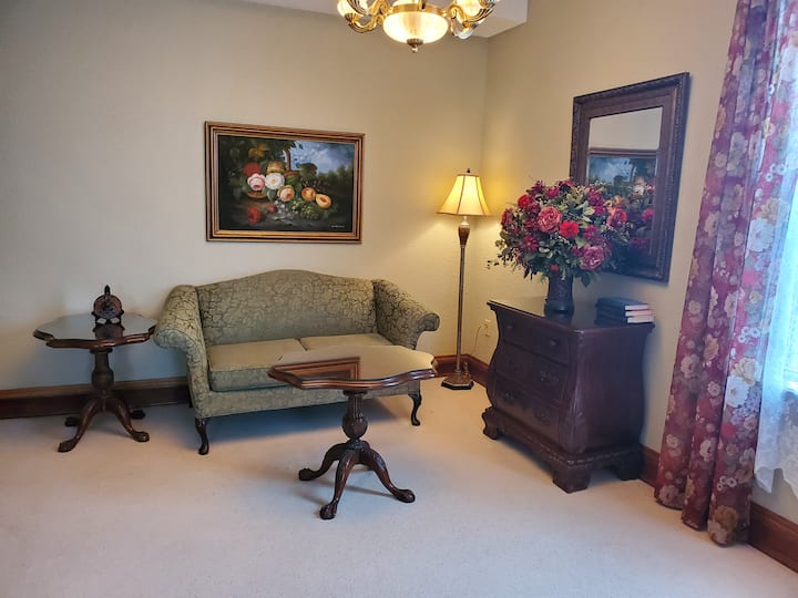 Grand Suite 306 In The Port Hotel - Port Washington, WI
