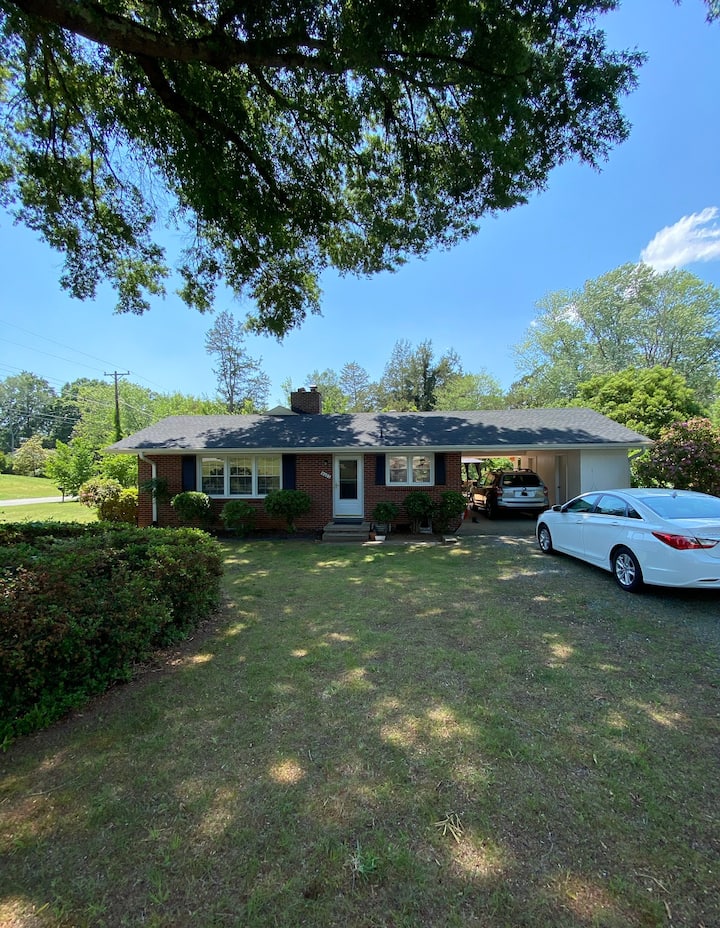 Bright 2-bedroom Home With Large Outdoor Oasis - Winston-Salem, NC