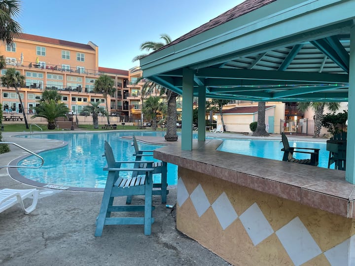 Gorgeous 1 Bedroom Beach Front Condo. Sleeps 6 - Tiki Island, TX