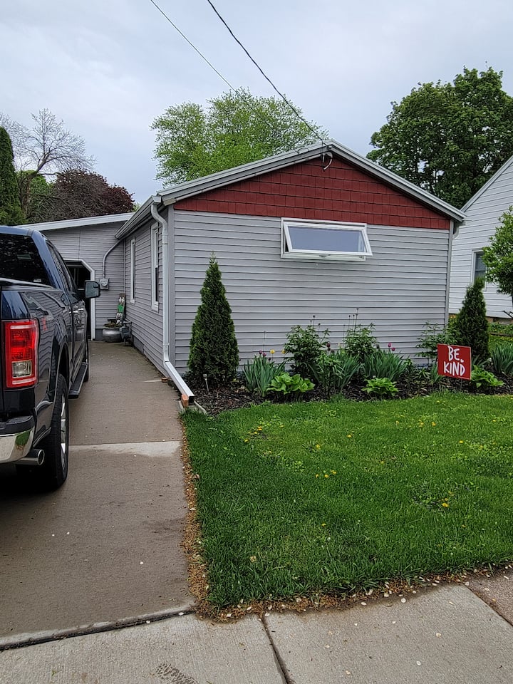 Cozy Northside 2 Bedroom House - Oshkosh, WI