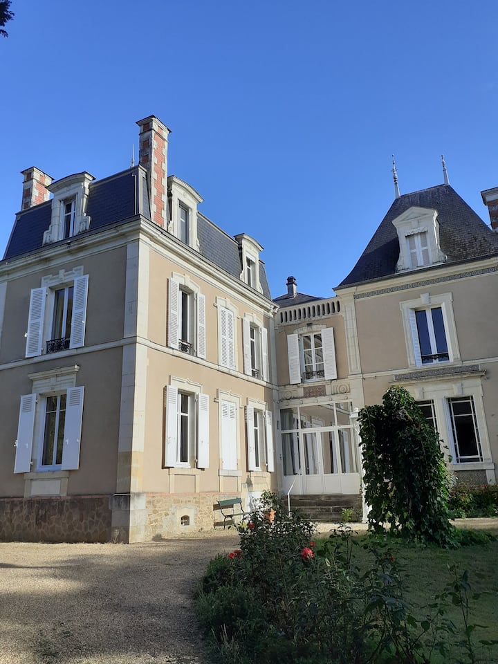 Chambre à Deux Lits Dans Maison Avec Piscine - La Flèche