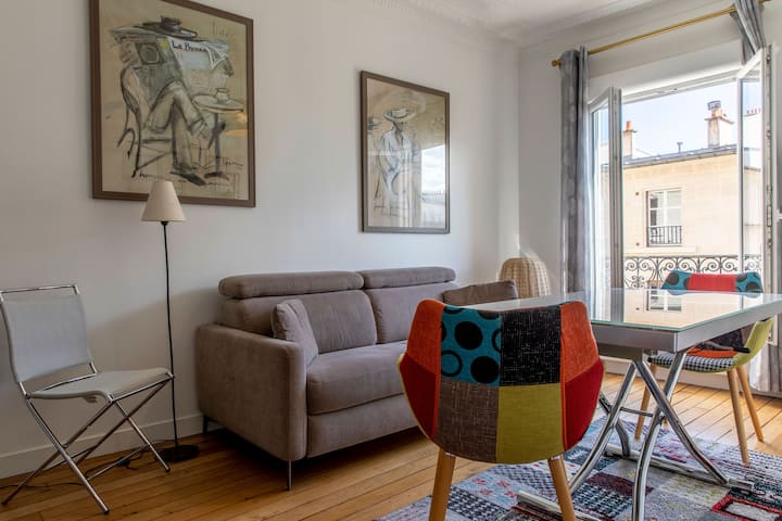 Bright 2 Person Flat Historic Rue Lepic Montmartre - Paris