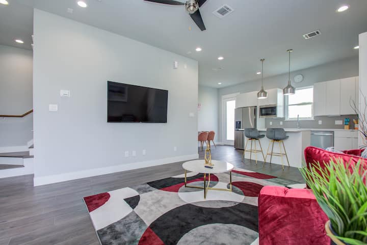 Modern & Cozy 3br Townhome | Spring Branch - Houston, TX