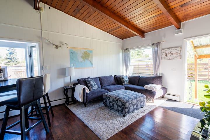 Home Near Downtown, Military Base, & Train. - Anchorage, AK