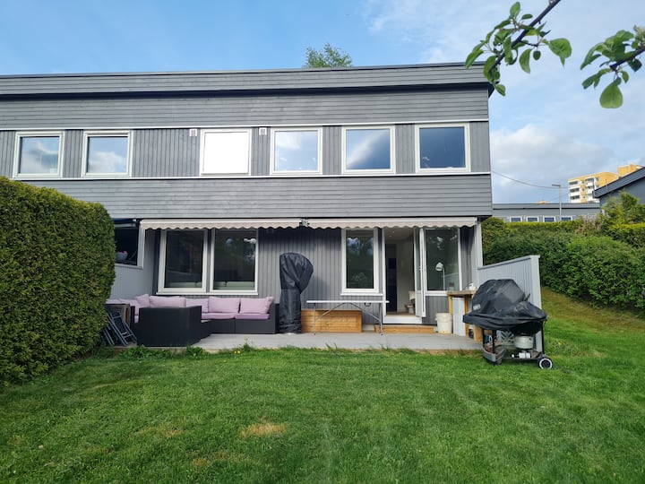 Trivelig Rekkehus Med 2 Stuer, 2 Bad Og Hage - Oslo