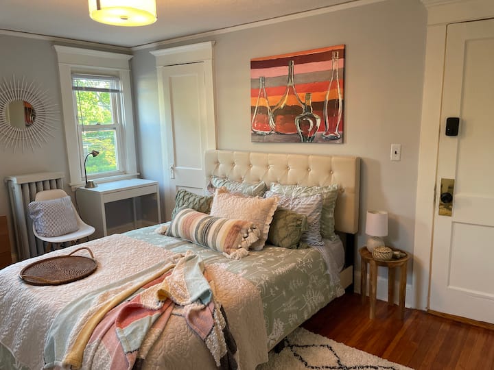 35 Minutes To Nyc! Restful Bedroom. - New Rochelle, NY