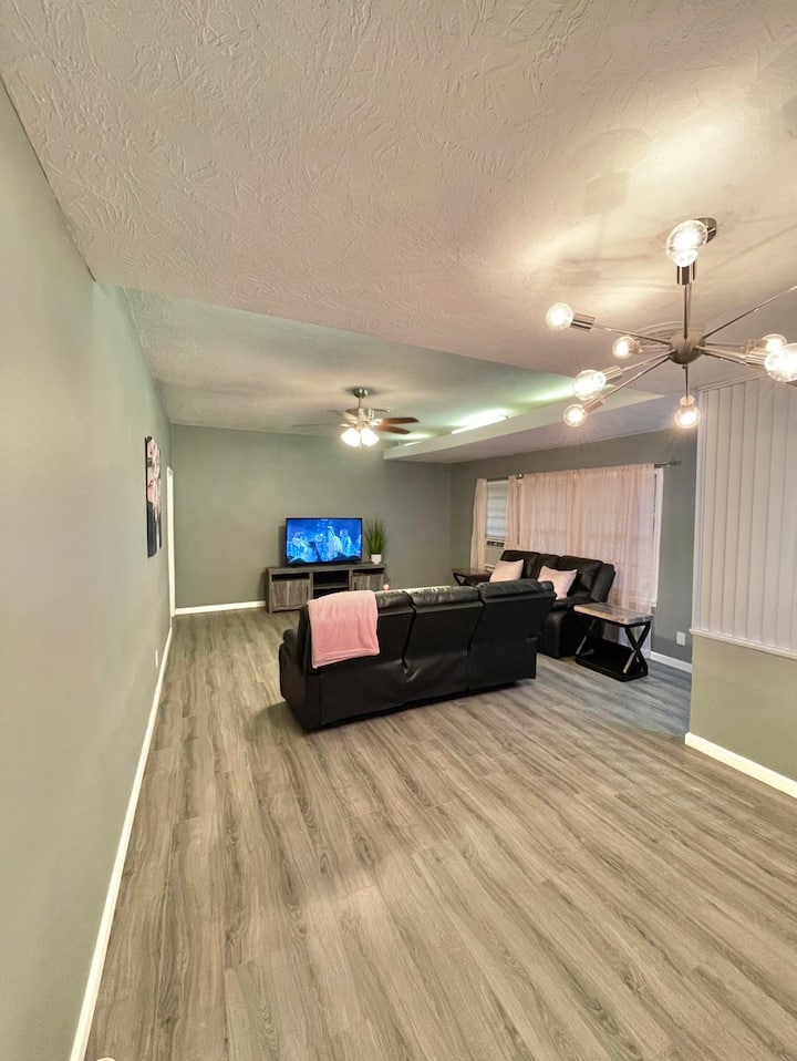Spacious 3 Bedroom Near Refineries. Orange, Texas - The Blue Lagoon, Vinton