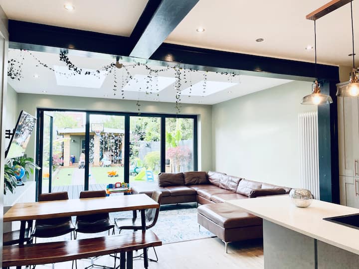 Cheerful 5 Bedroom Home With Parking And Garden - Colliers Wood - London