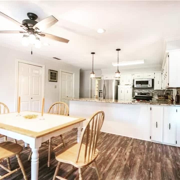 Cozy Bedroom In Golf Course Community - Salado, TX