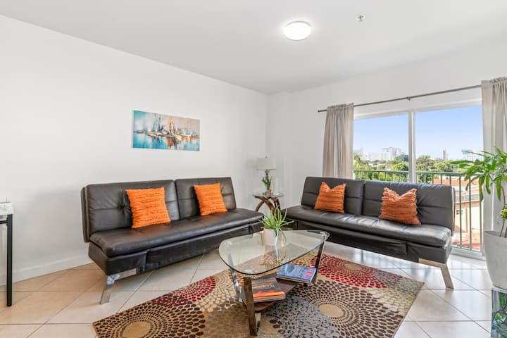 King Bed, Self Check-in Free Parking, Wi-fi, W/d - Miami