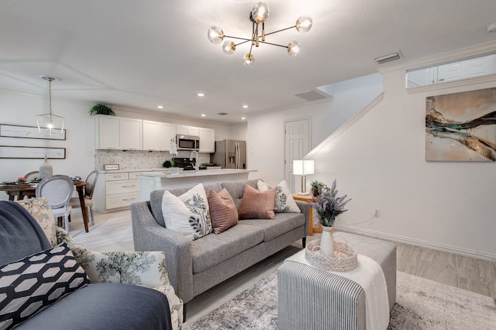 Charming Townhome, 3 Beds, 2.1 Baths, 2 Car Garage - Lake Woodlands, The Woodlands