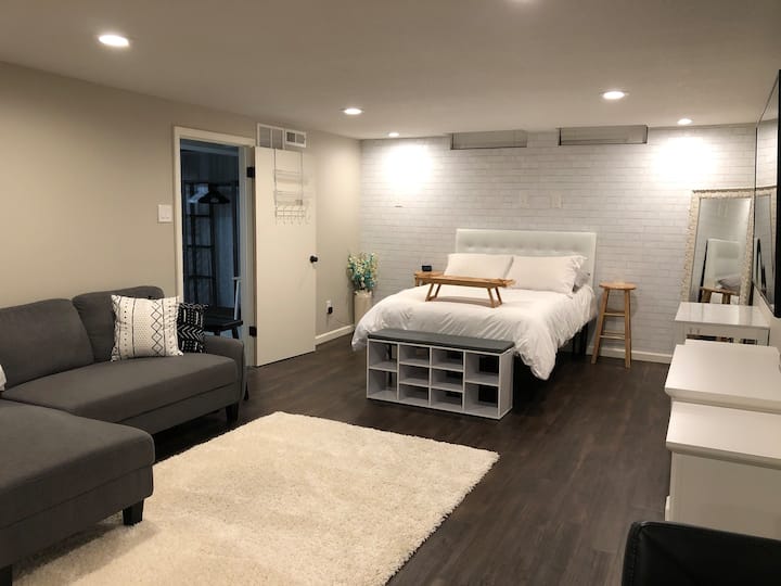 Private Basement Studio W/ Garage Parking - Kansas