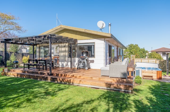 Redecorated Bach Close To The Lake + New Spa Pool - Taupō