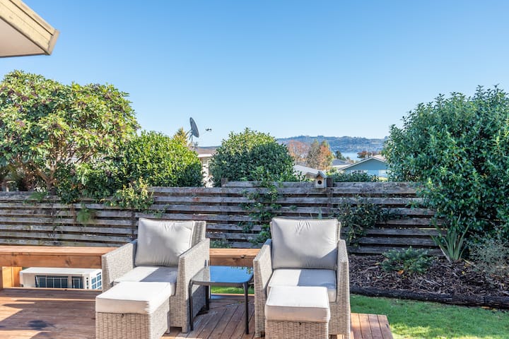 Redecorated Bach Close To The Lake + New Spa Pool - Taupō