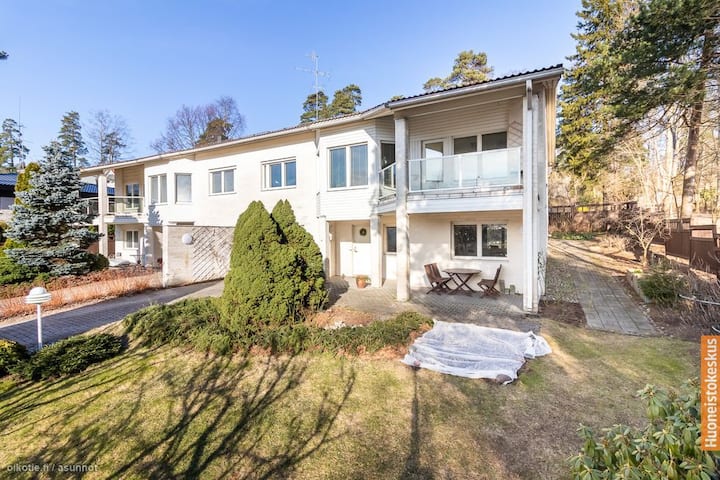 Spacious Family Home With Beautiful Garden - 에스푸