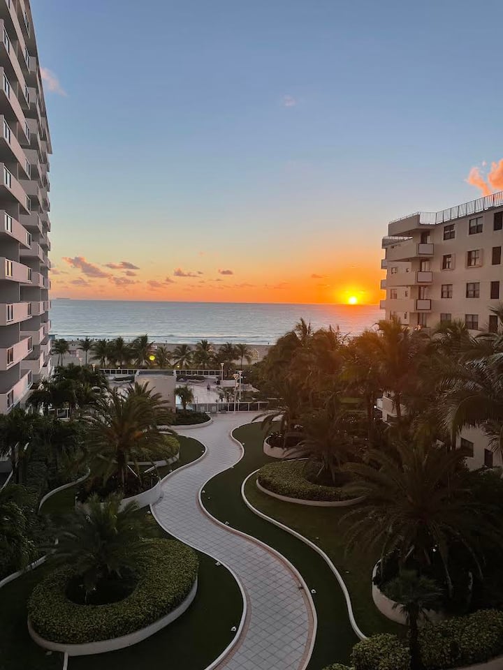 South Beach Oceanfront Condo W/balcony & Pool - Miami Beach, FL