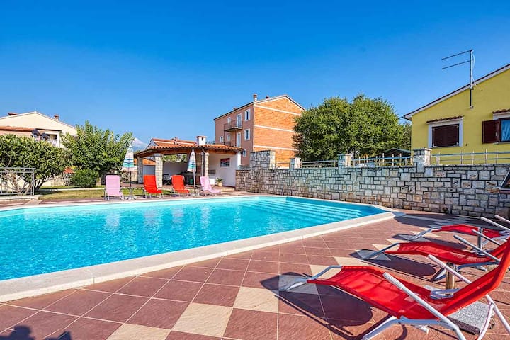 Apartment For 4 With Shared Pool In Rovinjsko Selo - Rovinj