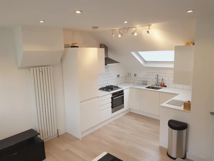 Lovely 3-bedroom Maisonette In London - London