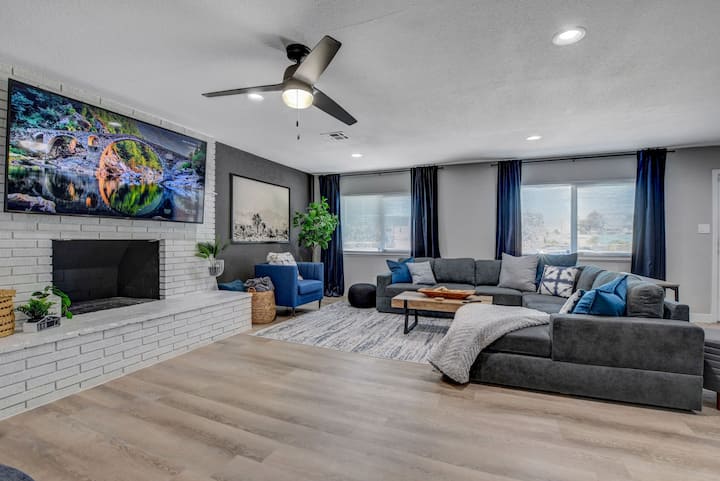 5br Retreat | Spa + Balcony | Ideal For Long Stays - Las Vegas, NV