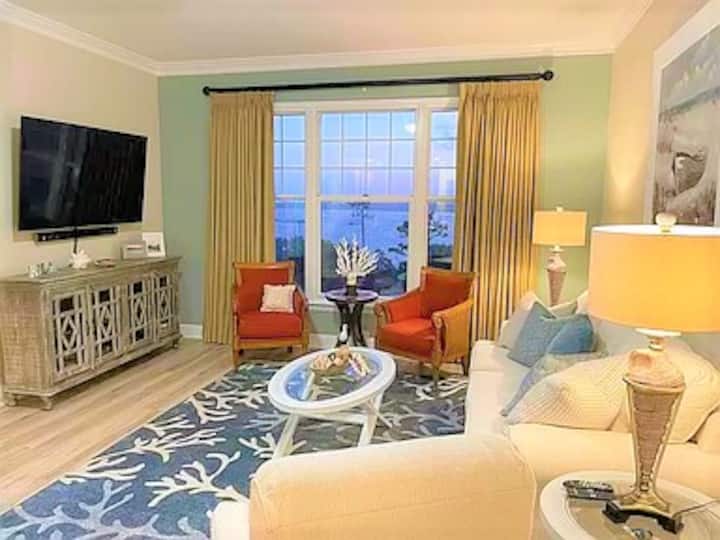 Elegant 5th Floor Condo Pool, Hot Tub, Waterfront -